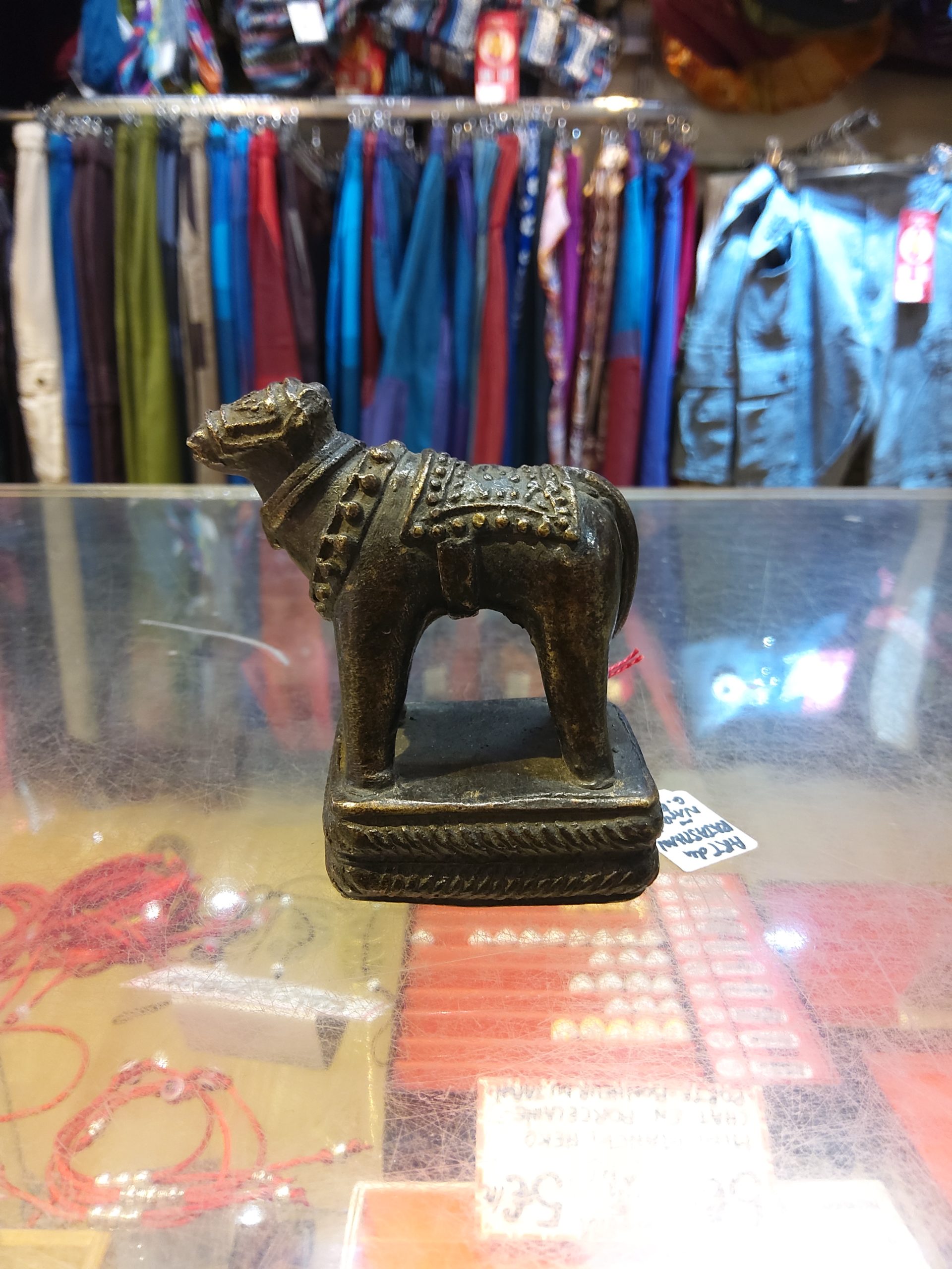 Gratte-pied Nandi en bronze du Rajasthan – Dharma.fr