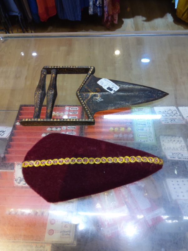 Petit poignard katar en bronze doré ancien avec fourreau en velours ...